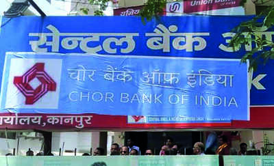 Bank Locker Theft Victims Stage Demonstartion In Front Of Bank | Kanpur ...