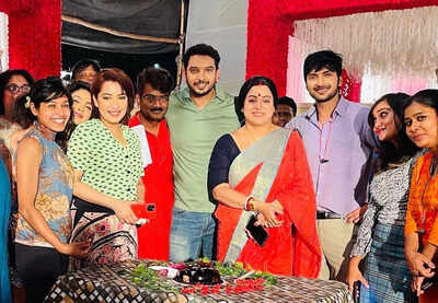 Rajiv Bose celebrates birthday with the cast of Lokkhi Kakima Superstar ...