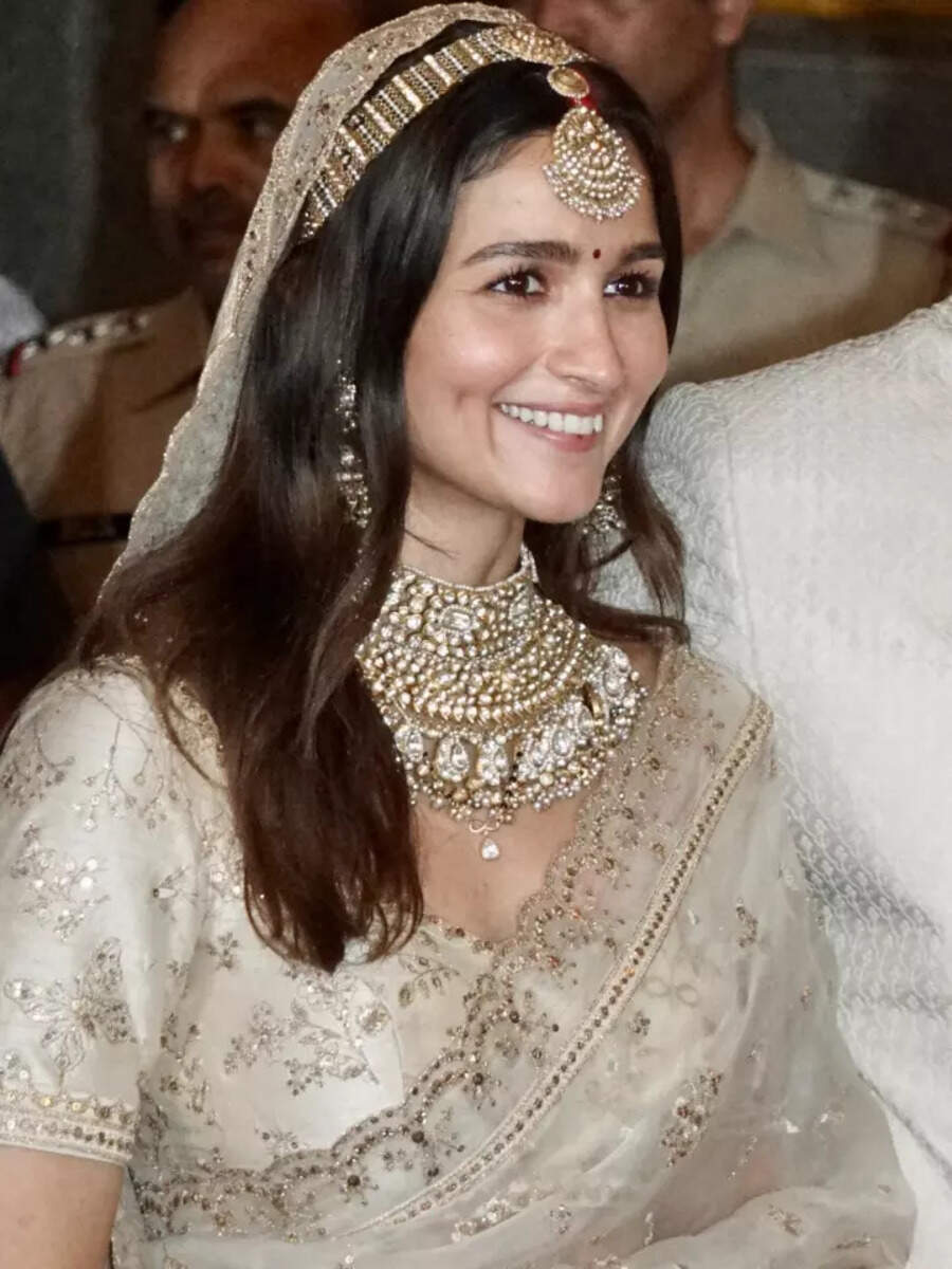 Sari with veils are having a moment in fashion | Times of India