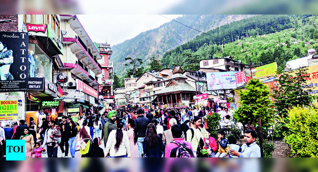 Throng Hill: Tourists Throng Hill Stations, Snow-bound Marhi Opens ...