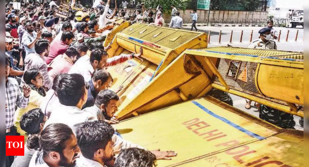 Bjp: Protest at Delhi CM Arvind Kejriwal's house: AAP & BJP Spar ...