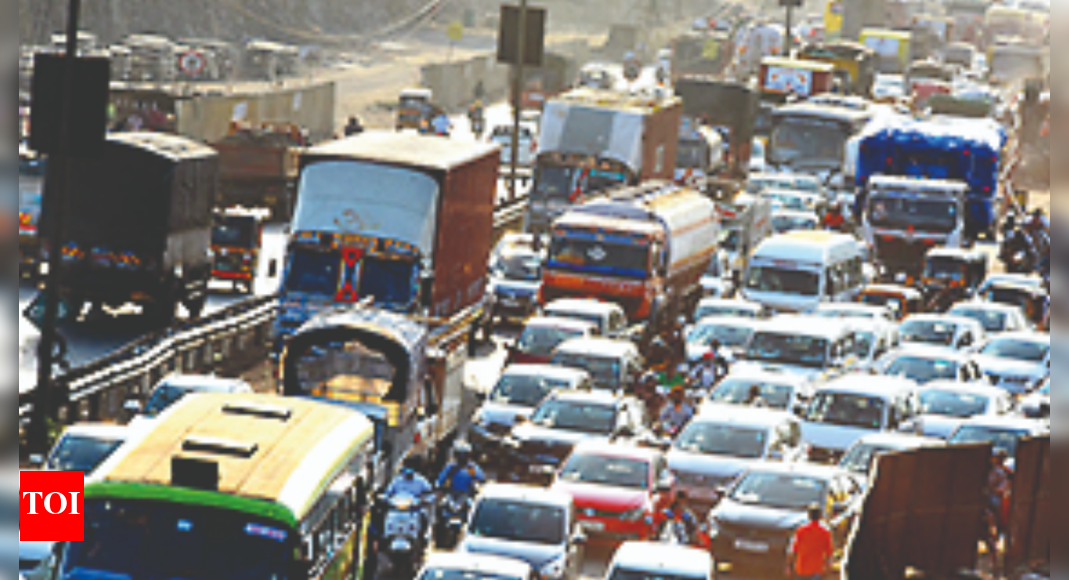 Long Weekend Triggers Vehicle Rush On Highways | Pune News - Times of India