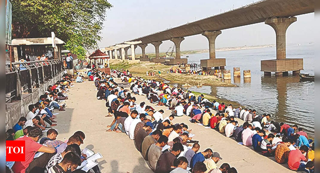 Patna: Job Aspirants Throng Ganga Ghats For Free Coaching | Patna News ...