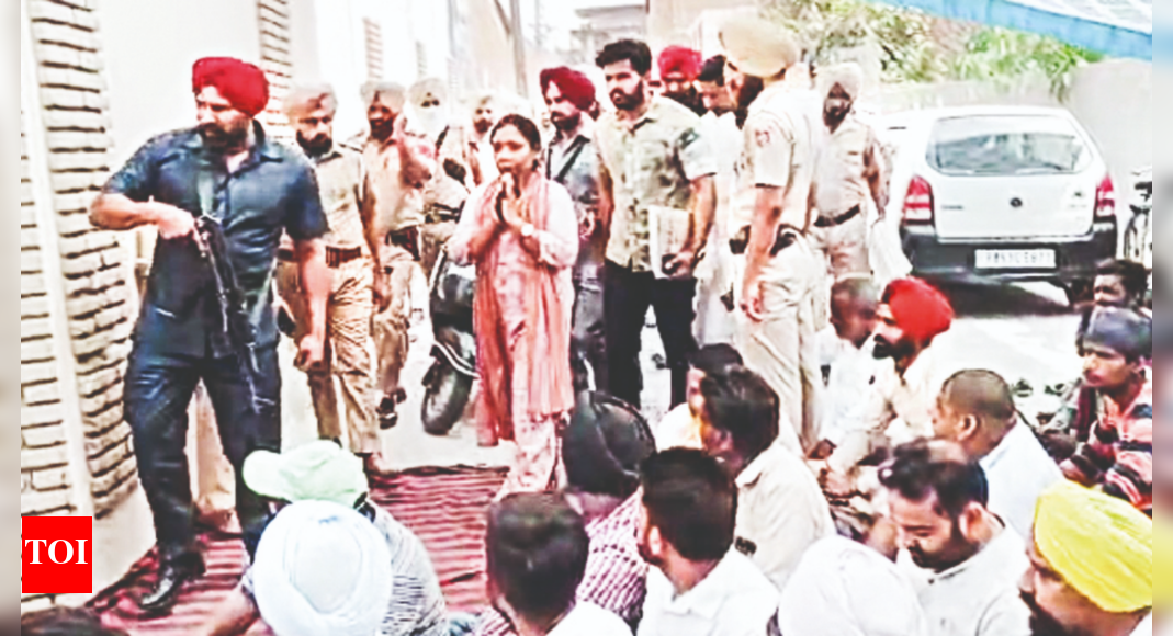Malout: 3 Aap Functionaries Face Action For Workers’ Protest | Amritsar ...