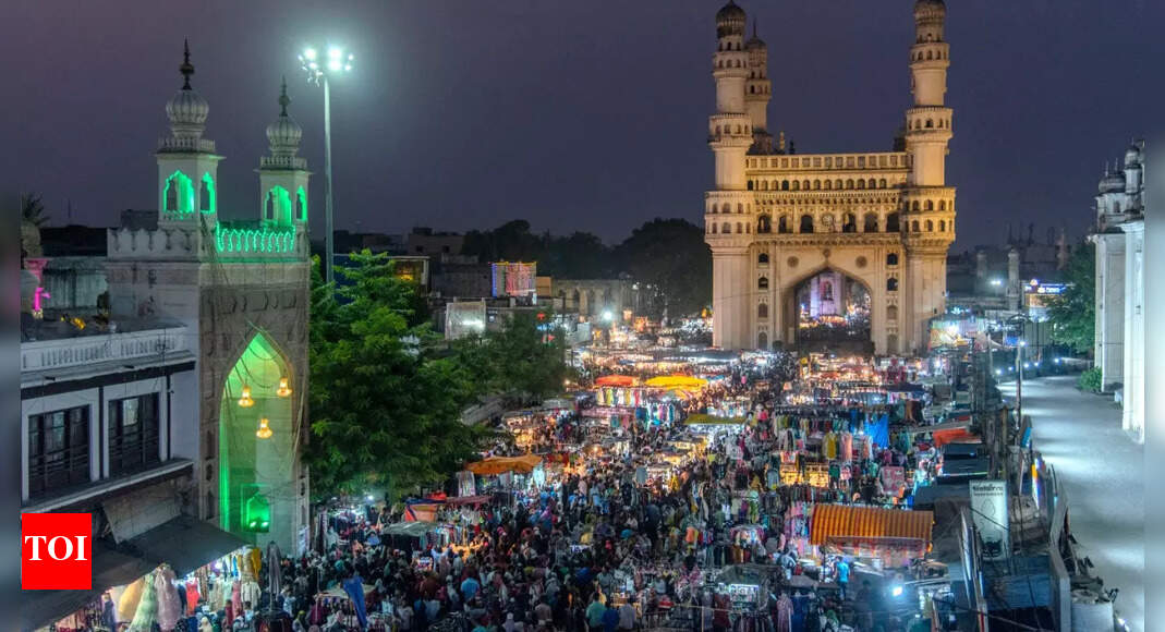Charminar: Ramzan Night Buzz Back In Charminar | Hyderabad News - Times ...