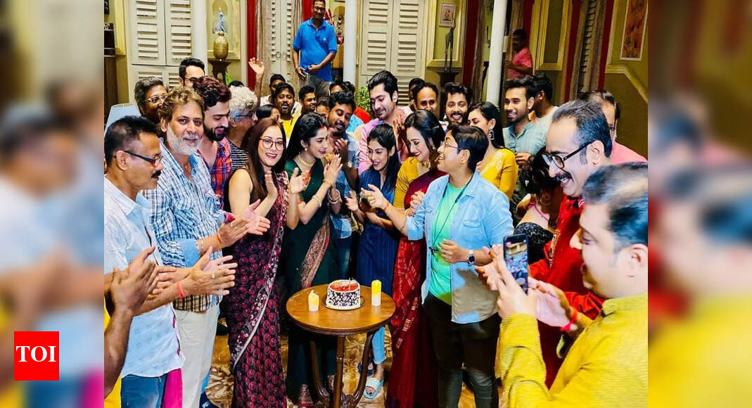 Bengali television show 'Pilu' crosses 100 episodes; team celebrates ...