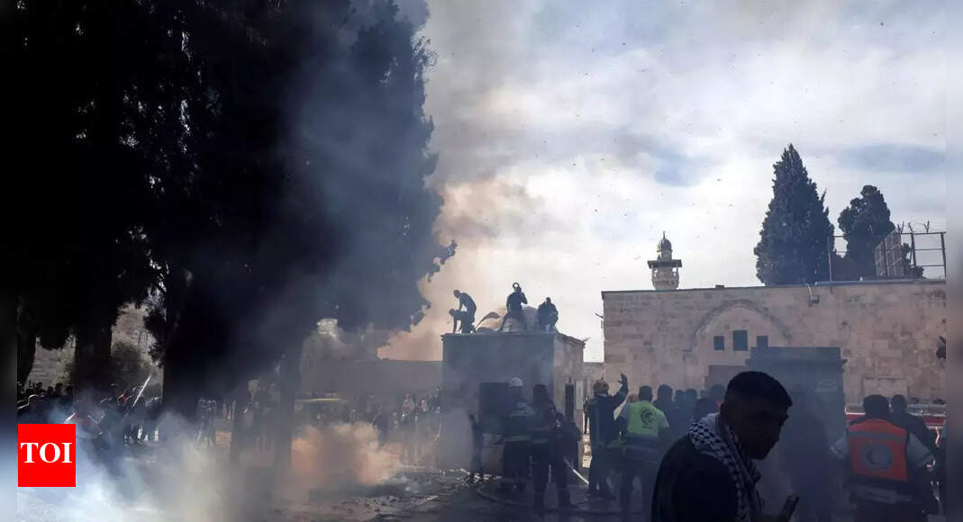 Jerusalem: Israeli police, Palestinians clash at Jerusalem holy site ...