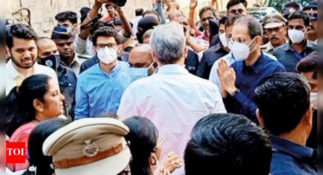 Hanuman Chalisa plan at Matoshree brings Rana couple notice from Mumbai police | Mumbai News ...