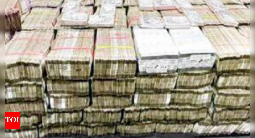 Video: Raid unearths Rs 10 crore cash from 35 sq ft office in Mumbai ...