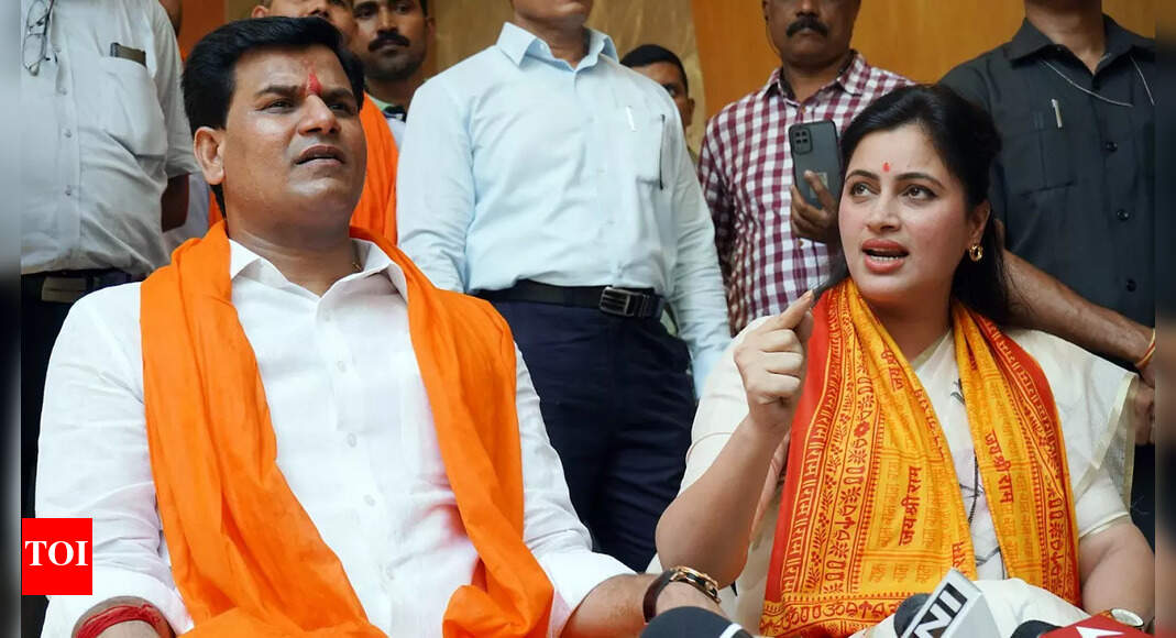 Hanuman Chalisa row: MP Navneet Rana, her MLA husband Ravi Rana arrested in Mumbai | Mumbai News ...