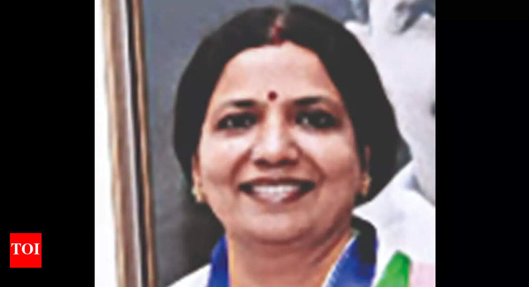 Jeevitha: Warrant Issued Against Actor Jeevitha In Cheque Bounce Case ...