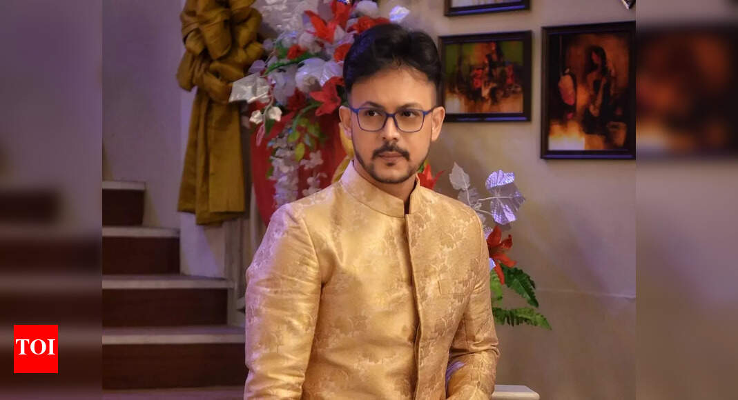 Bengali actor Hritojeet Chatterjee turns a year older - Times of India