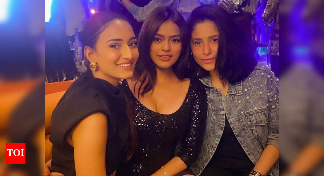 Erica Fernandes' advance birthday celebration with Kasautii Zindagii ...