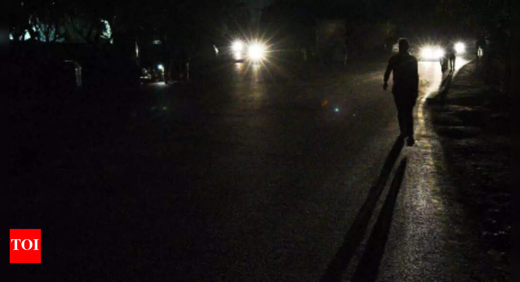 Pakistan: Extreme power outages, heatwave disrupt life in Pakistan ...