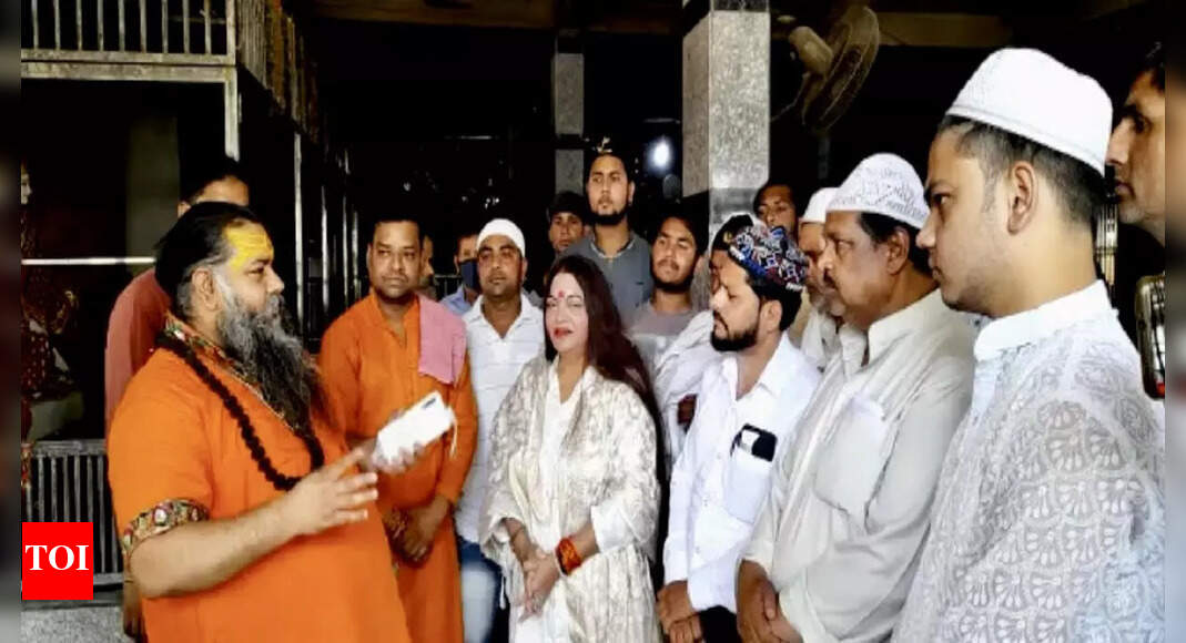 Agra temple row: VHP, Bajrang Dal workers recite Hanuman Chalisa at DRM ...