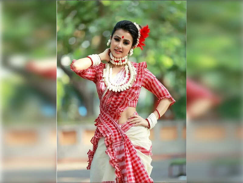 Monami Ghosh more in touch with her Bengali roots with gamchha sari and shell jewellery ...