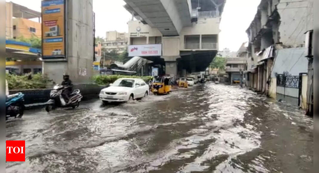 Heavy rain lashes parts of Hyderabad, several areas waterlogged | Hyderabad News - Times of India