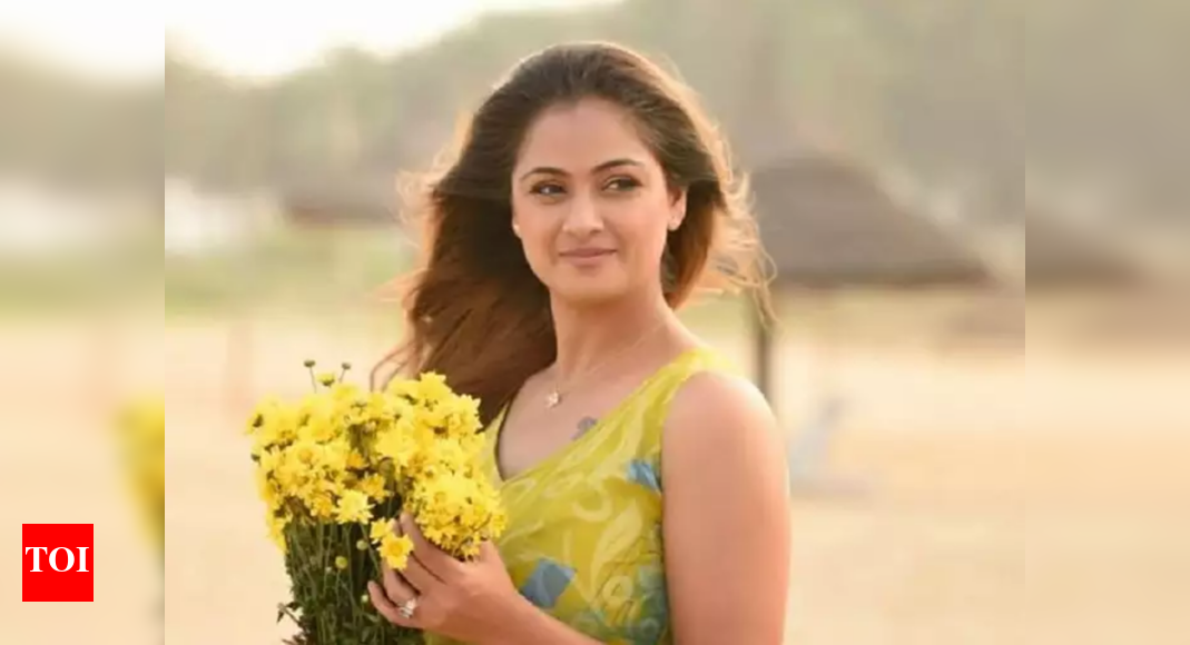 Simran shares her experience on working in 'Andhagan' | Tamil Movie ...