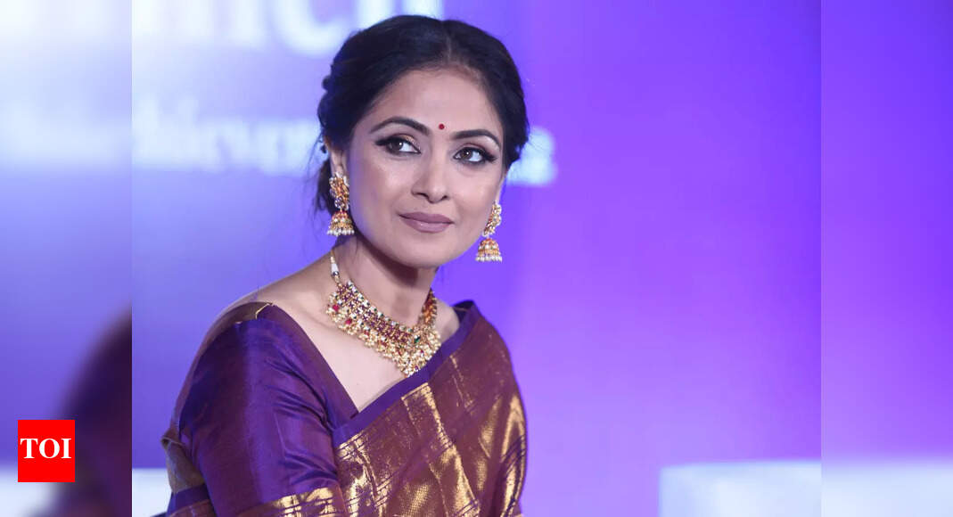 Simran looked resplendent in a traditional Kanjivaram at the 22nd ...