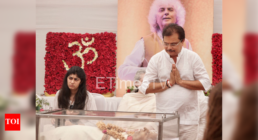 Taarak Mehta producer Asit Kumarr Modi pays his respect to Santoor ...