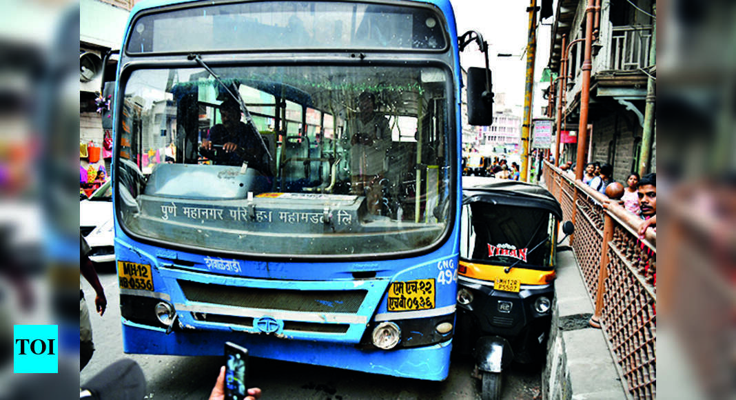 Pmpml: Pmpml Bus Rams Five Vehicles After Brakes Fail; 2 Bikers Injured | Pune News - Times of India