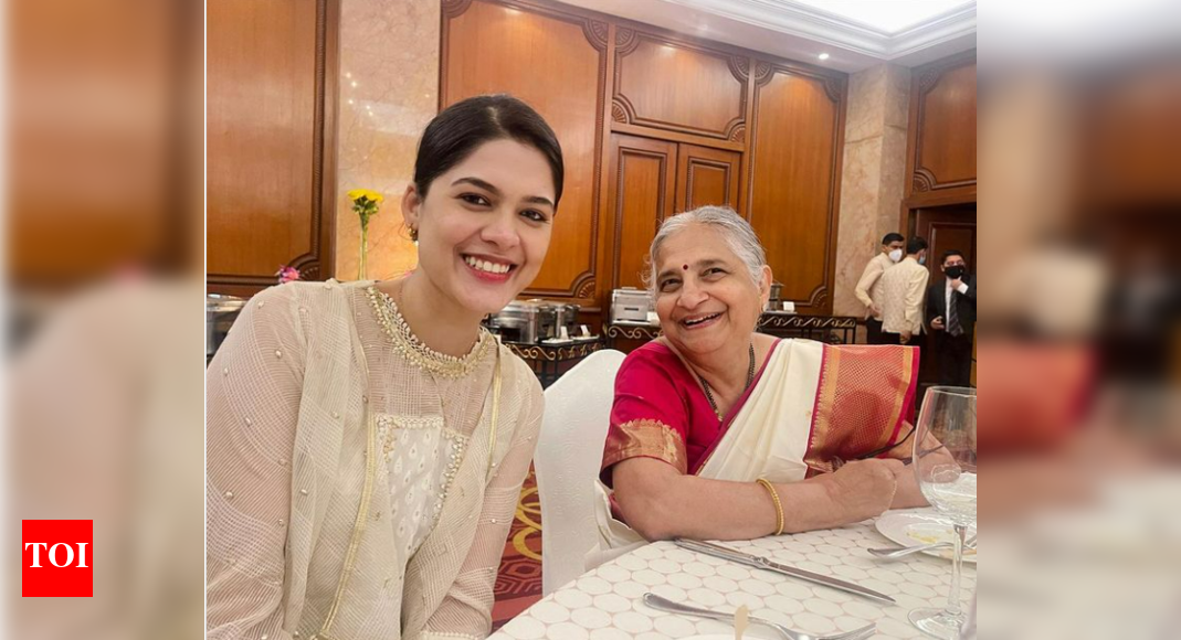 Asha Bhat meets Sudha Murthy in Delhi, shares picture with fans ...