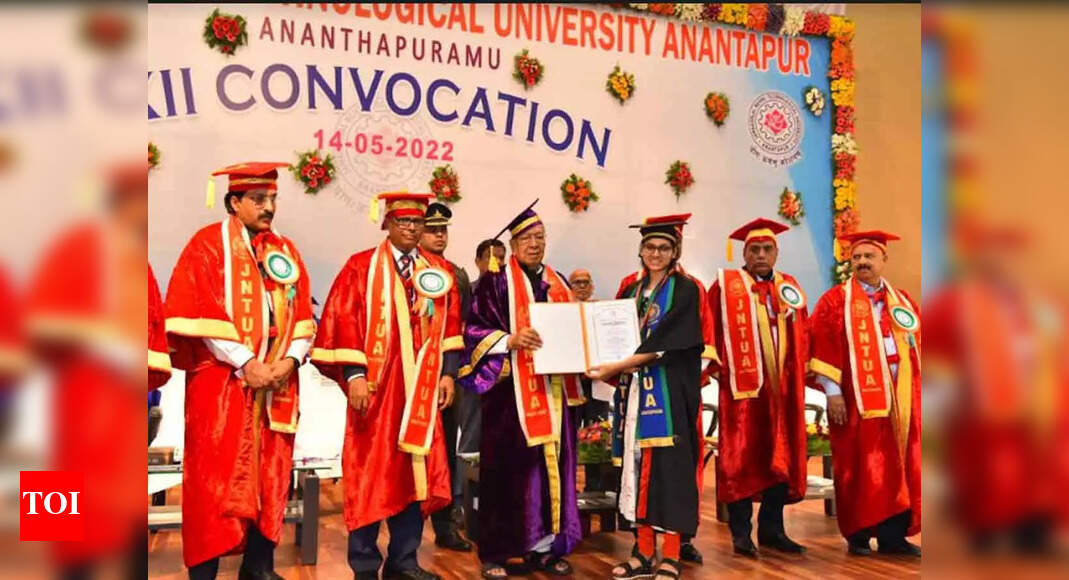 35177 students from 154 colleges awarded degrees at JNTU-Anantapur's ...