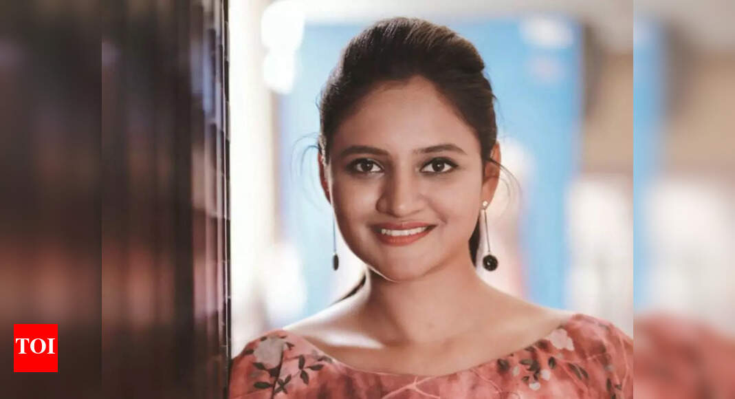 Ranjini Raghavan ups the glam quotient in a floral outfit; see pics ...