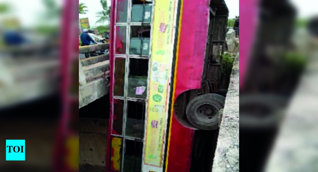 25 Passengers Injured After Bus Falls Off Bridge In Unnao | Kanpur News ...