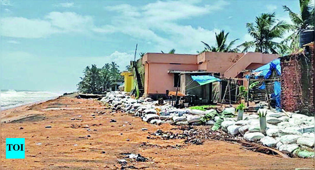 Residents Collect Sacks To Build Temporary Seawall | Thiruvananthapuram ...