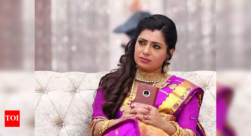 Priya Raman plays a dual role in the daily soap Sembaruthi - Times of India