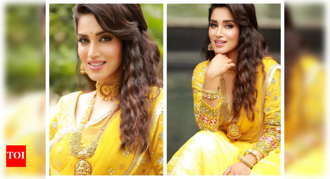 Smita Gondkar is a ray of sunshine in this yellow ethnic outfit; See ...
