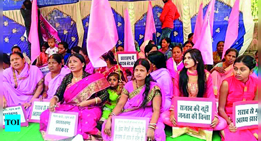 Gulabi Gang: Gulabi Gang Fights For Women’s Empowerment | Ranchi News ...