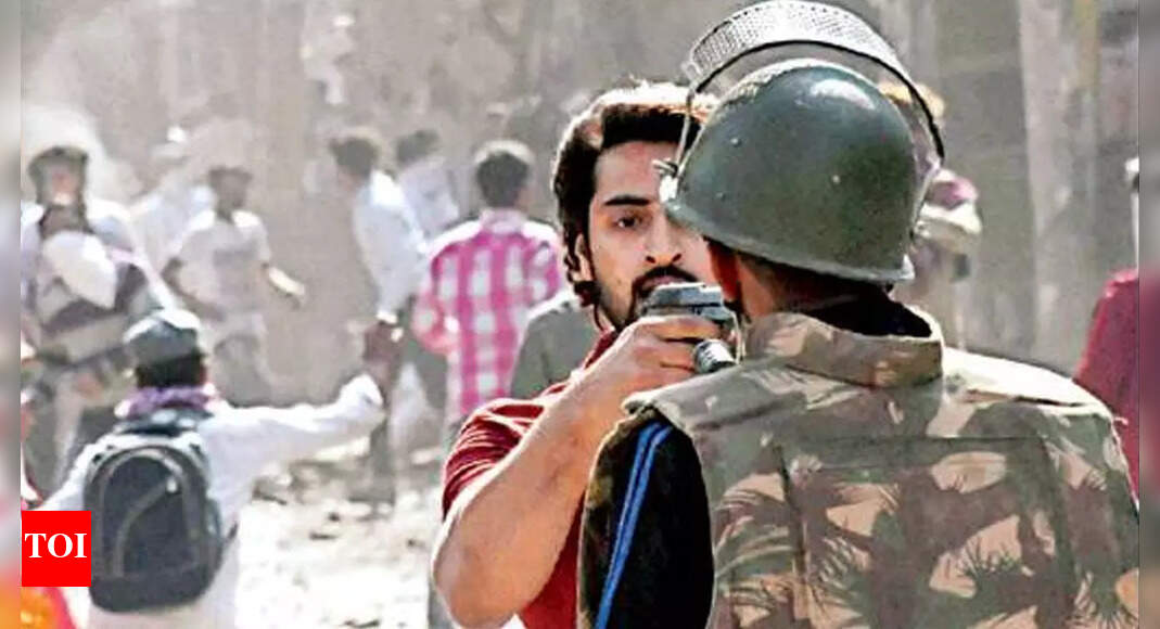 Delhi riots: Shahrukh Pathan, man who pointed gun at cop gets a ...