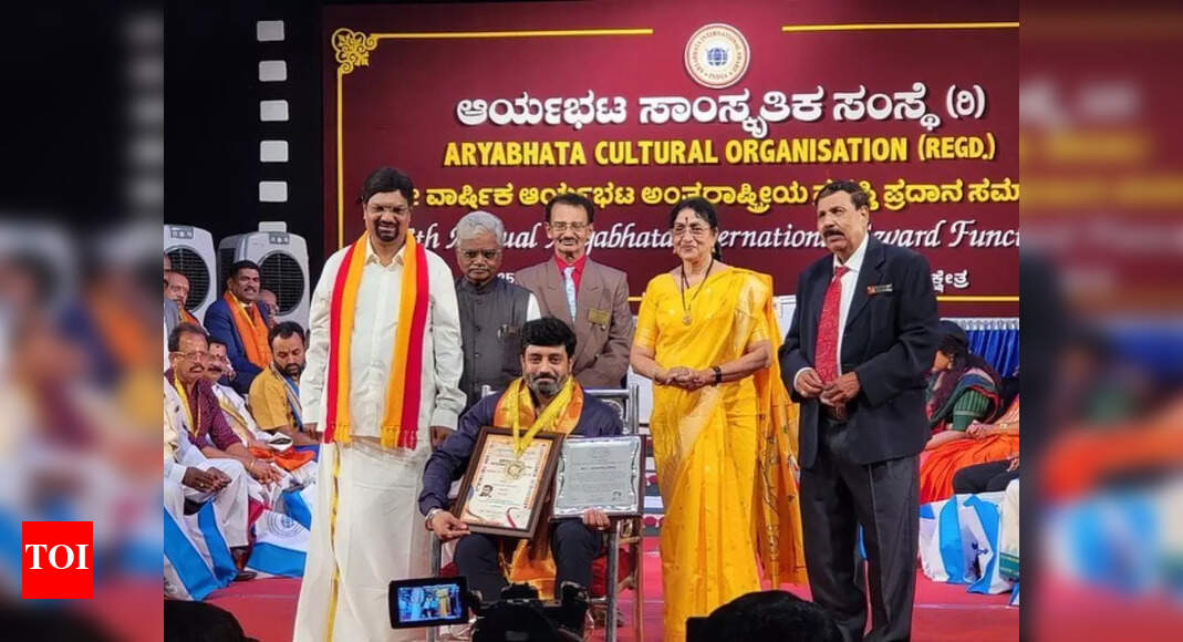 Anirudha Jatkar receives Aaryabhata International Award - Times of India