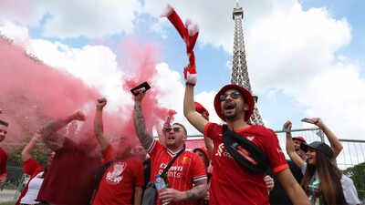 Tens of thousands of Liverpool fans turn Paris red | Football News ...