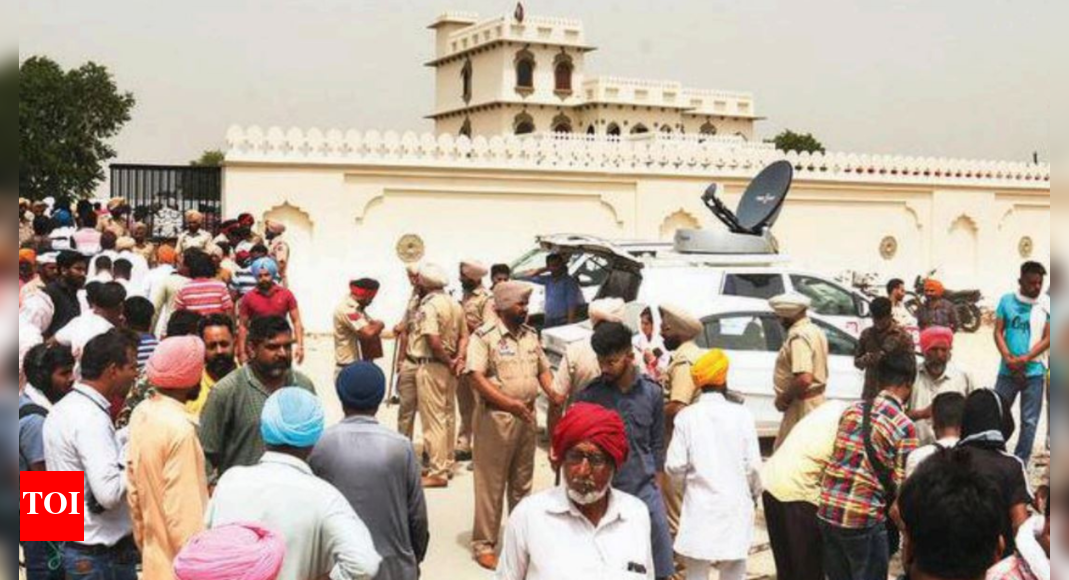 Sidhu Moose Wala: Fans still in disbelief, throng Sidhu Moose Wala's ...