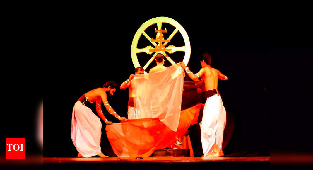 Audience enjoy the play urubhangam based on Mahabharta | Events Movie ...
