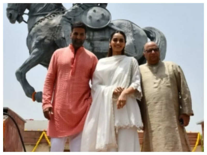 Akshay Kumar, Manushi Chhillar, 'Samrat Prithviraj' director honour legendary king at Delhi's ...