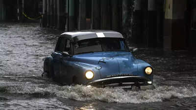 Florida: Heavy rain hits Florida, flooding strands Miami vehicles ...
