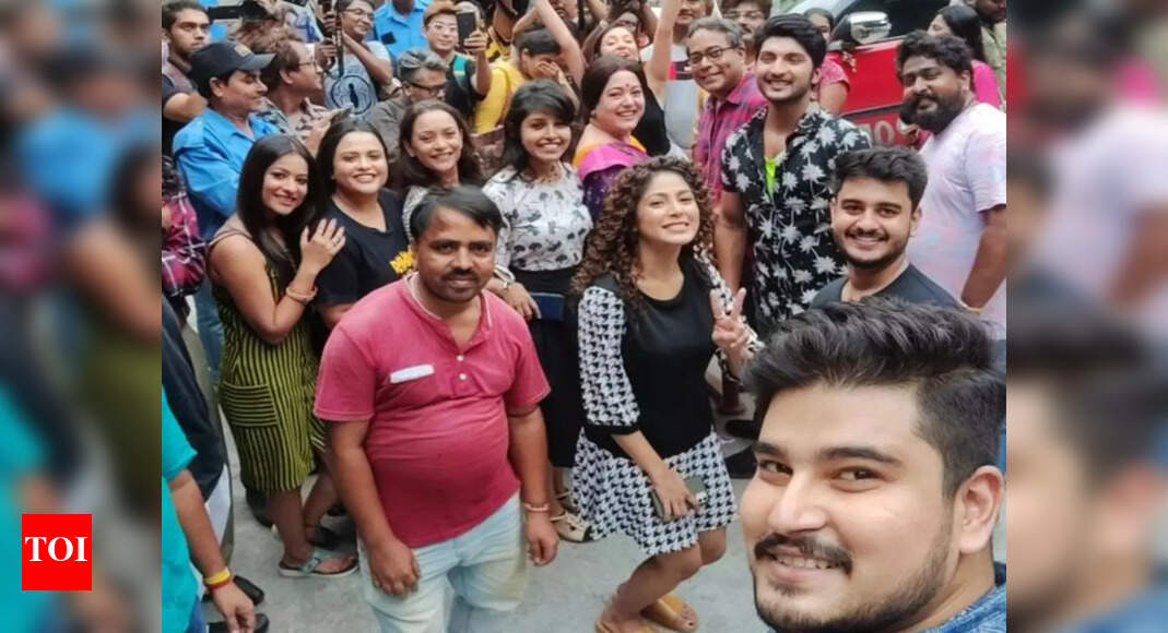 TV show ‘Lokkhi Kakima Superstar’ completes 100 episodes; team ...