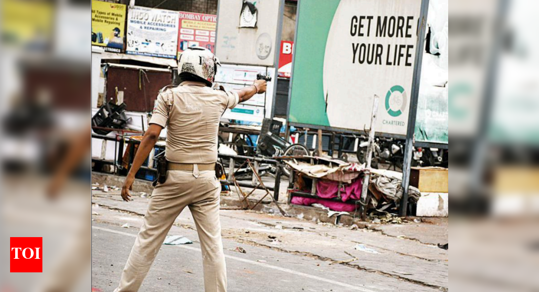 Jharkhand: As stone-throwing mob rules street, people and police scurry ...
