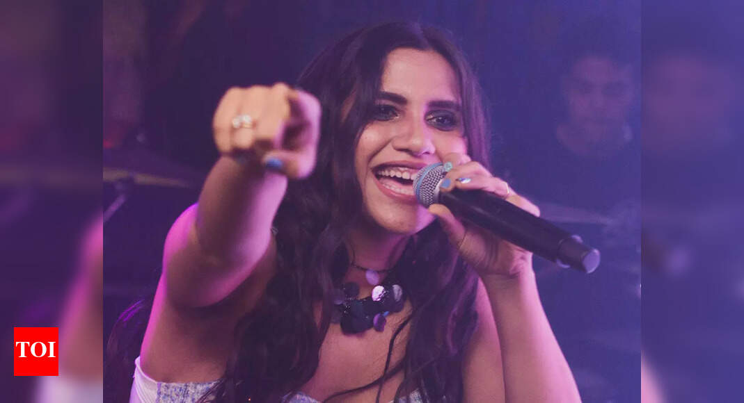 Nikhita Gandhi made Jaipurites dance to her hit songs | Events Movie ...