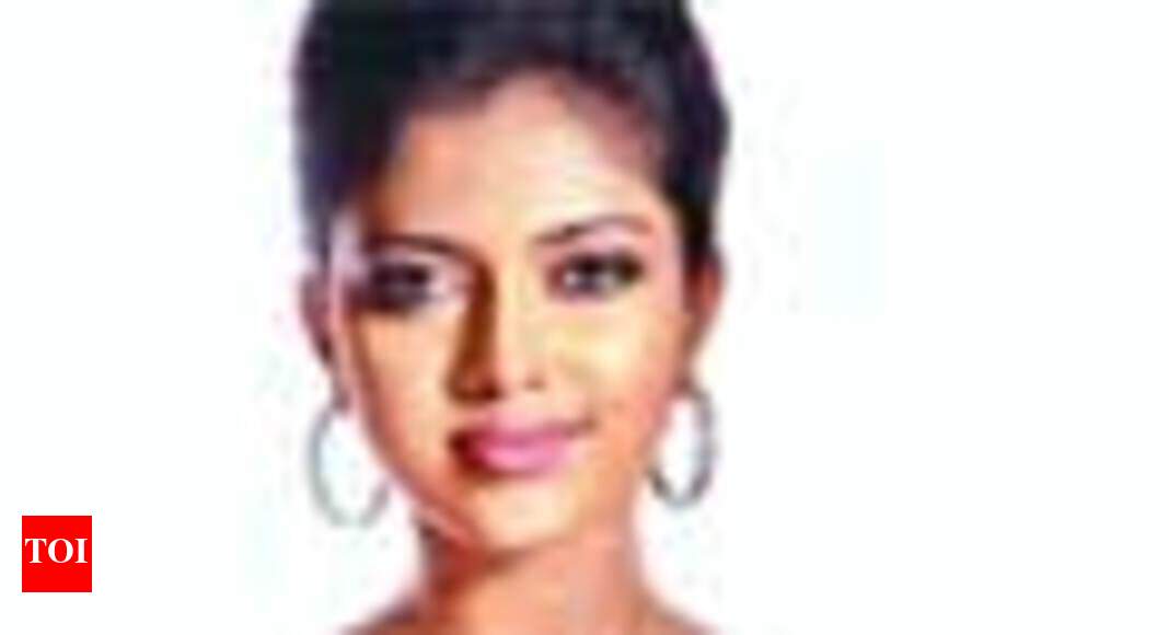 On song with Sara | Tamil Movie News - Times of India