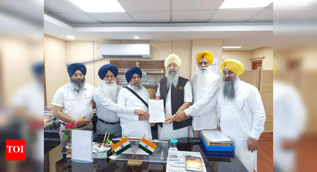 SGPC takes up issue of religious conversion of Sikhs with minority ...