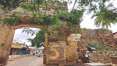 Savanur: Savanur Fort’s Entrance Is Crying For Attention | Hubballi ...