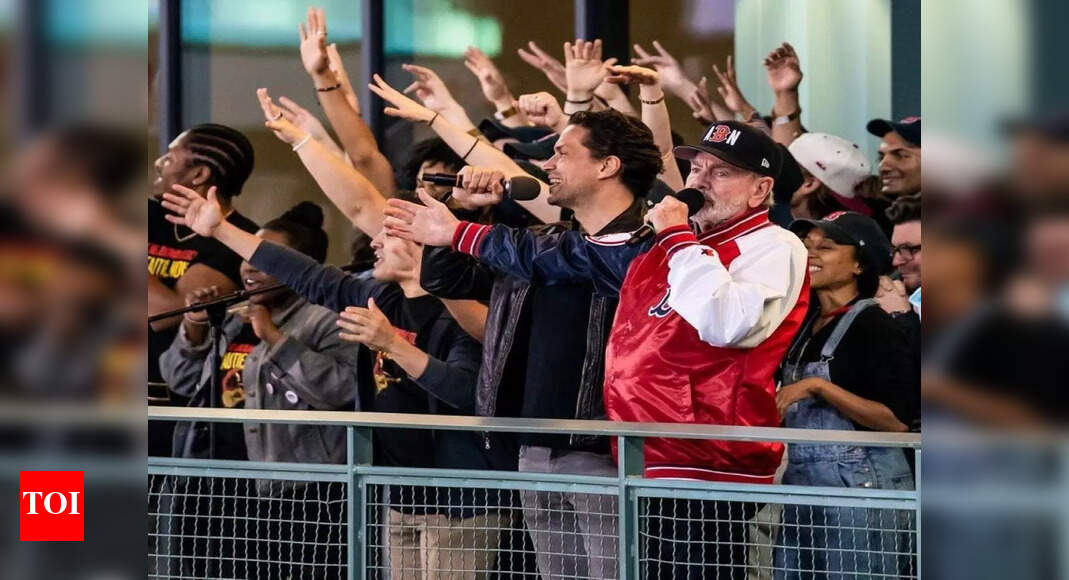 Neil Diamond croons 'Sweet Caroline' in rare post-retirement appearance ...