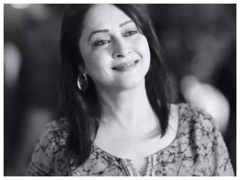 Mrinal Kulkarni thanks everyone for making her birthday special; View Post | Marathi Movie News ...