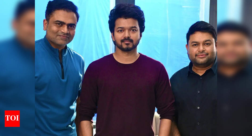 Vijay celebrates his birthday on the sets of 'Varisu'; a super cool ...