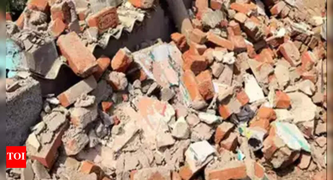 Mumbai: 1 dead, 11 injured in slab collapse at Chembur garment unit ...